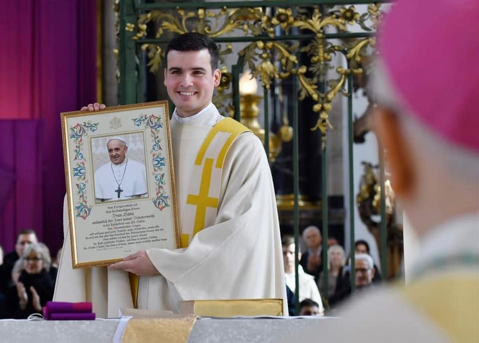 Bivši papin gardist don Ivan Šarić: Volim vjeru i vojsku pa sam postao ...