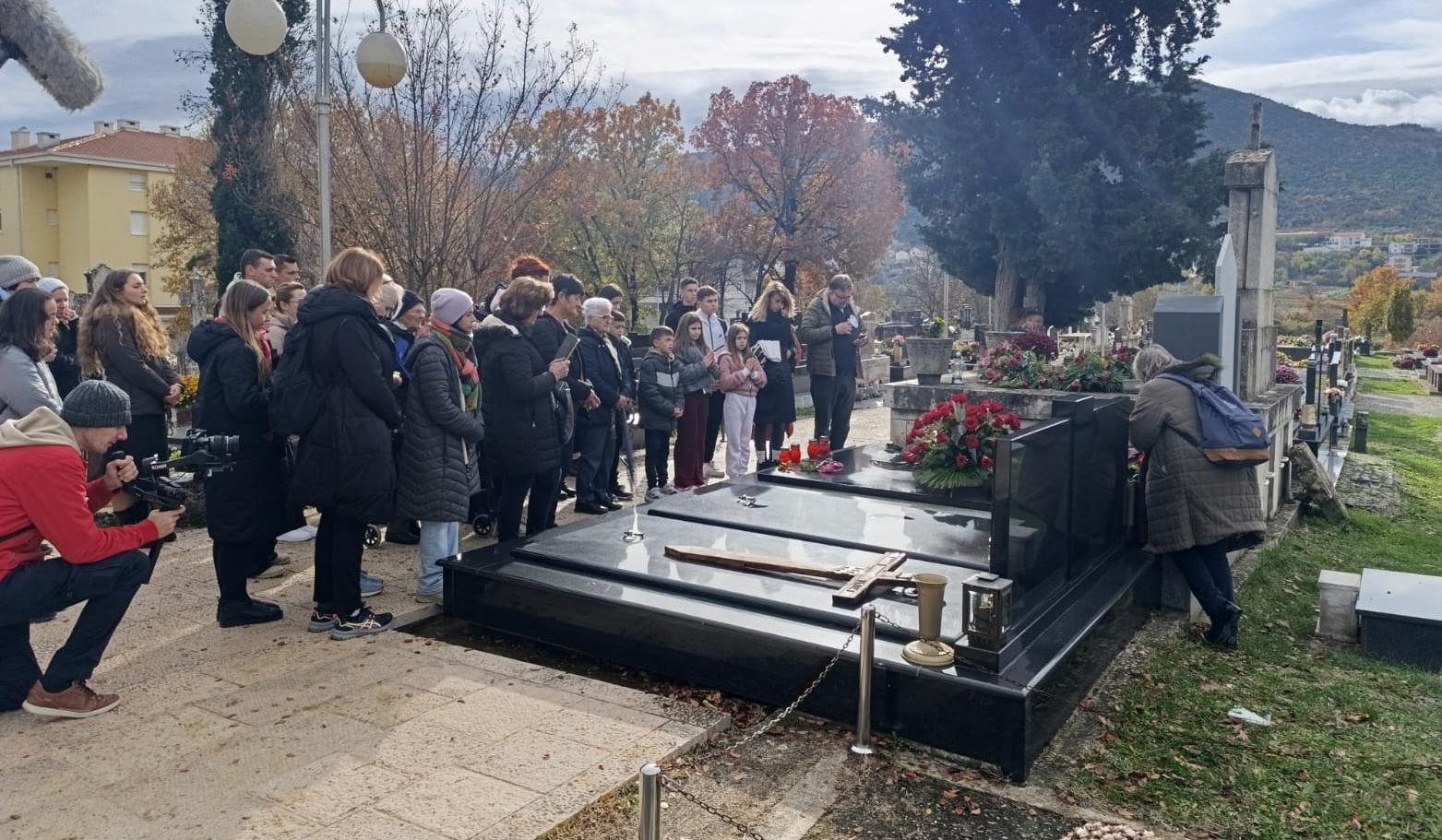 Održan molitveni hod od rodne kuće fra Slavka Barbarića u Dragićini do Međugorja i put križa na ...